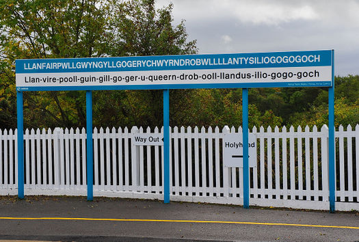 Llanfairpwllgwyngyllgogerychwyrndrobwllllantysiliogogogoch ...
